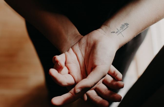 【画像】TWICEモモのタトゥーは偽物！蝶はスポ?休暇はヘナタトゥーでオシャレに！